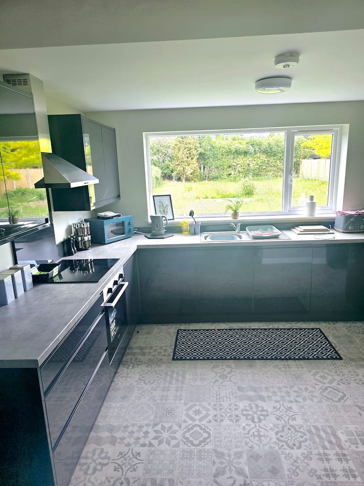 Modern Large 4 Bed Home - Crewe