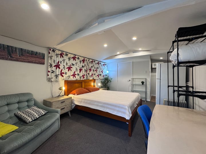 Self-contained Sleepout W. Ensuite & Kitchenette - Christchurch