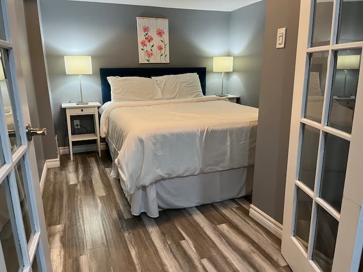 Cozy Private Walkout Suite W/ Kitchen & Laundry - Kitchener