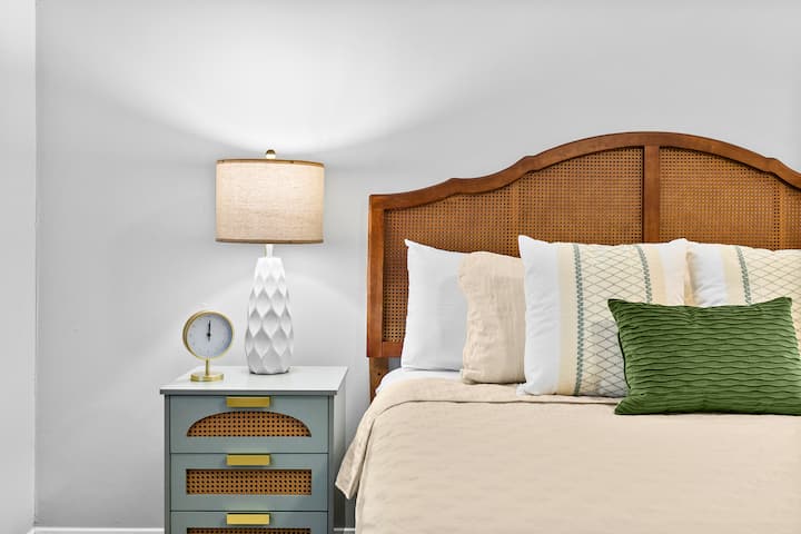 Boutique 2br Near Uab & Downtown | Pool + King Bed - Homewood, AL