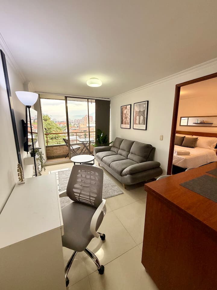 Stylish & Bright W/ Queen Bed + Balcony Desk 900mb - Medellín, Colombia