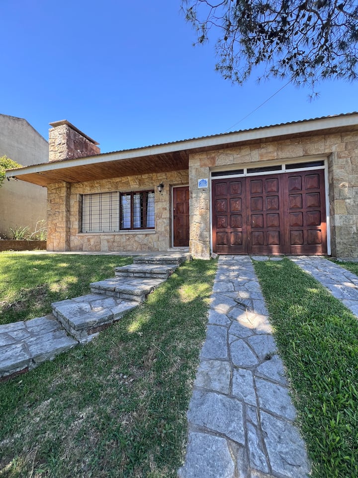 Casa Grande Con Buena Ubicación - Villa Gesell