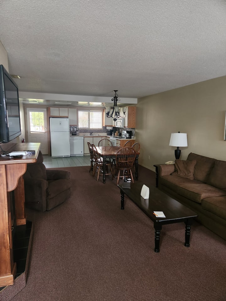 The Sweet Life At Holiday Park Resort. One Bedroom - Lake Country