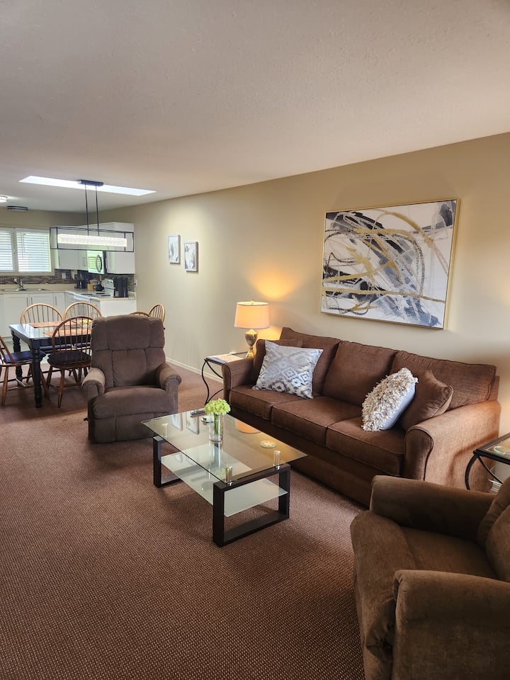 The Sweet Life At Holiday Park Resort. One Bedroom - Lake Country