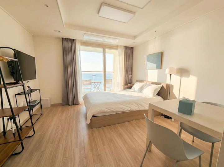 09.[호텔+펜션] [연박할수록 대박] 전면바다 파노라마 오션뷰 등대해변 써밋베이 - Sokcho-si