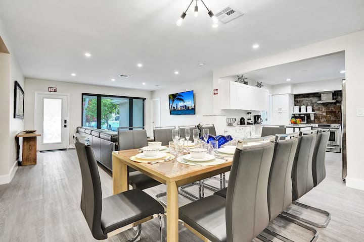 Luxury Retreat Near Beach, Heated Pool & Games - Dania Beach, FL