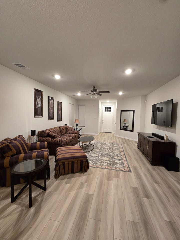 A Large House With 3 Bedrooms And 2 Bathrooms - College Station, TX