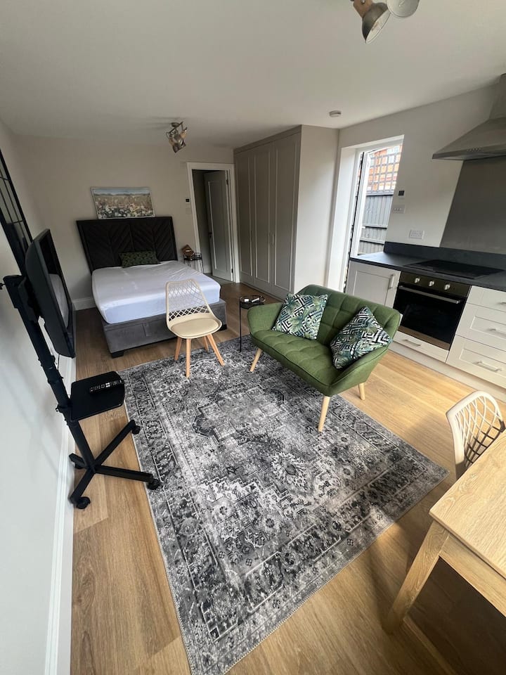 Self-contained Studio With En-suite & Own Entrance - Woking