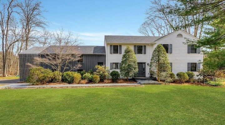 Lakefront Mansion In Greenwich (6br/4.5ba) - Greenwich