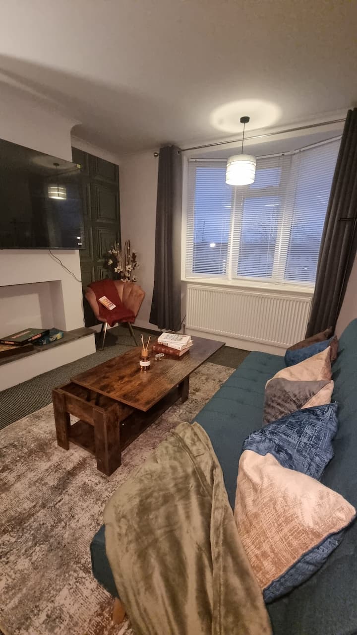 New Cosy 3-bed Home With Scenic Garden In Co4 - Colchester