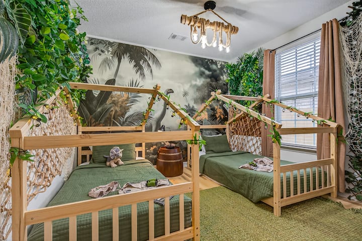 The Funky Peacock. Bold 3br Near Downtown - Pensacola, FL