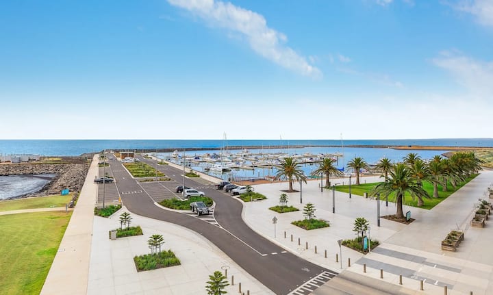 Waterfront 2br | Marina Views | Free Parking - Werribee Park, Werribee South