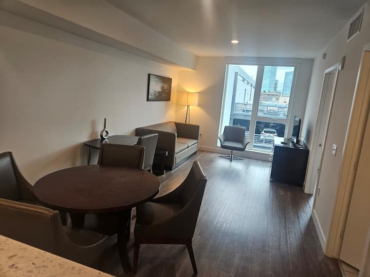 Premier 2br Urban Escape In Vibrant Koreatown - Hollywood, CA