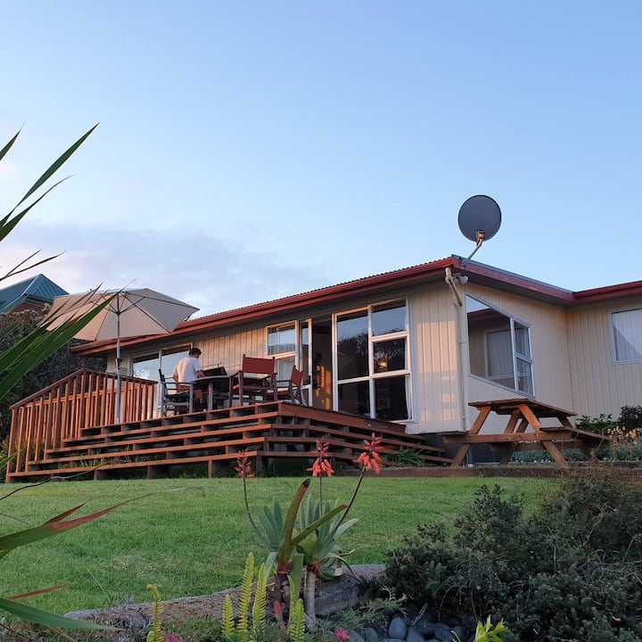 Classic Waterfront Kiwi Bach - Ōhope