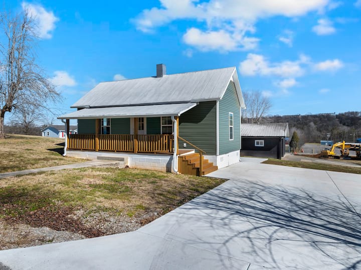 Lounges At Lynchburg Green House - Lynchburg, TN