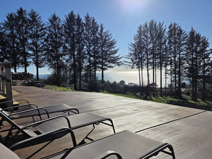 Rainbow Rock Retreat! Log House! Oceanview! - Brookings, OR