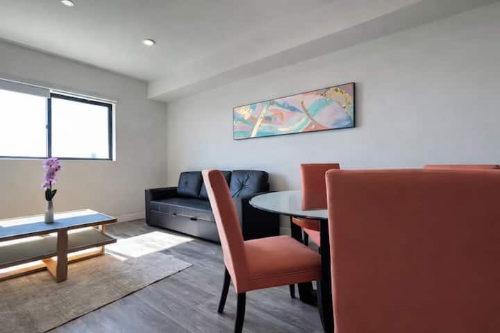 Stylish 2br Apartment With Parking - West Hollywood, CA