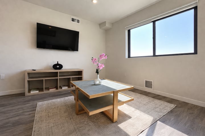Stylish 2br Apartment With Parking - Harvard Heights - Los Angeles