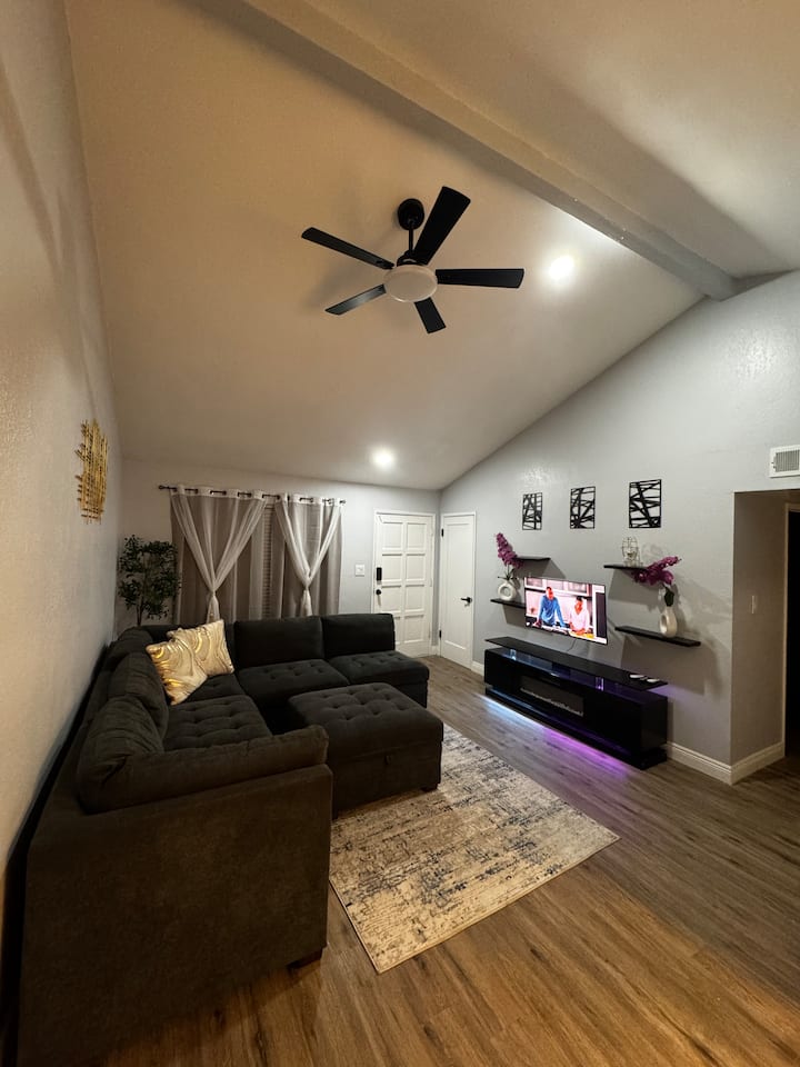 Fully Remodeled Upstairs Penthouse Apartment - Bakersfield, CA
