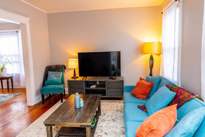 Ewefu, A Serene 3br Apt In The
Collar City Of Troy - Troy, NY