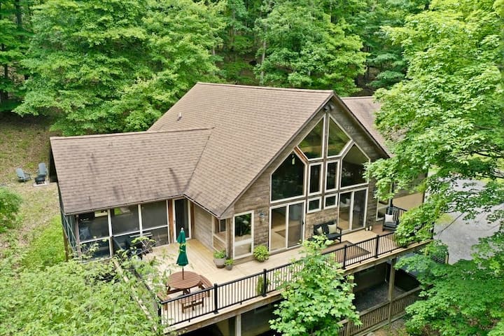 Family Mountain Escape | Speakeasy + Hot Tub - Berkeley Springs, WV