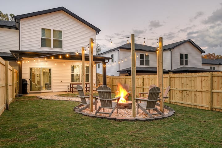 1500 Sqf | 65" Tv | Fire Pit | Pet Friendly - Lake Bowen, SC