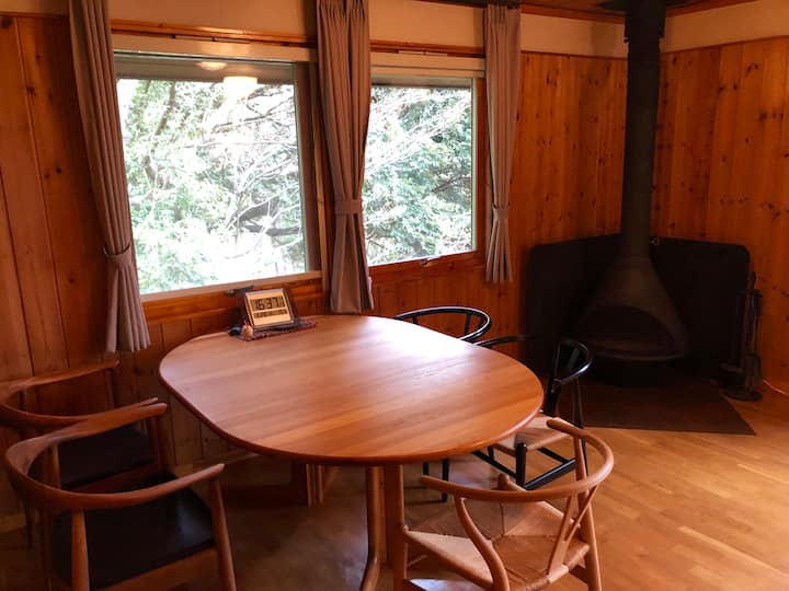 ②自然豊かな広々としたウッド調の貸切一軒家で身も心もリフレッシュ。こたつのある寛ぎの時間 - Izu