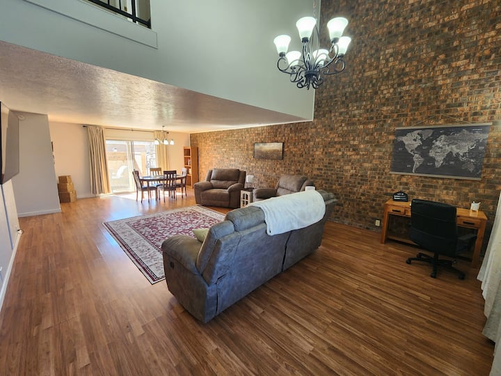 Uptown Townhouse! Spacious 2 Bed 2.5. Bath! - Clovis, NM