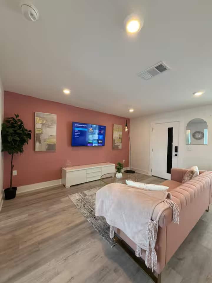 Pink Boutique Stay Near Downtown Dallas - Dallas, TX
