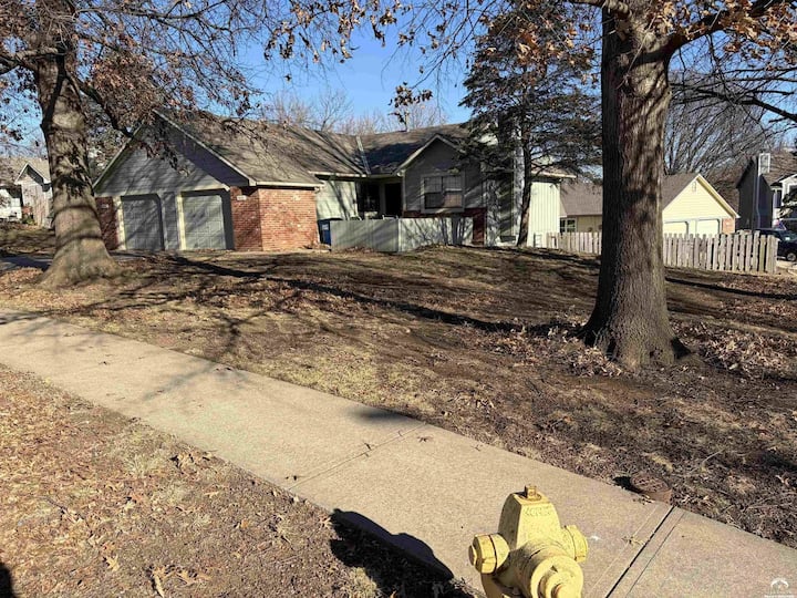 Stylish 3br Retreat • Near Ku • Garage - Lawrence, KS