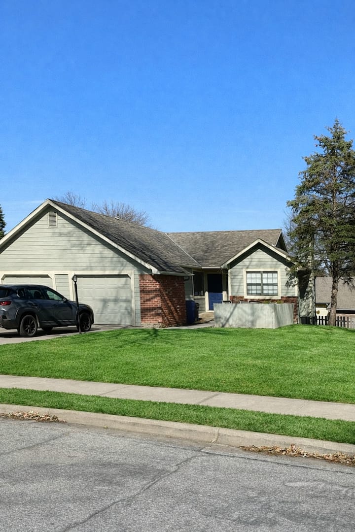 Stylish 3br Home • 7 Min Drive To Ku • - Lawrence, KS