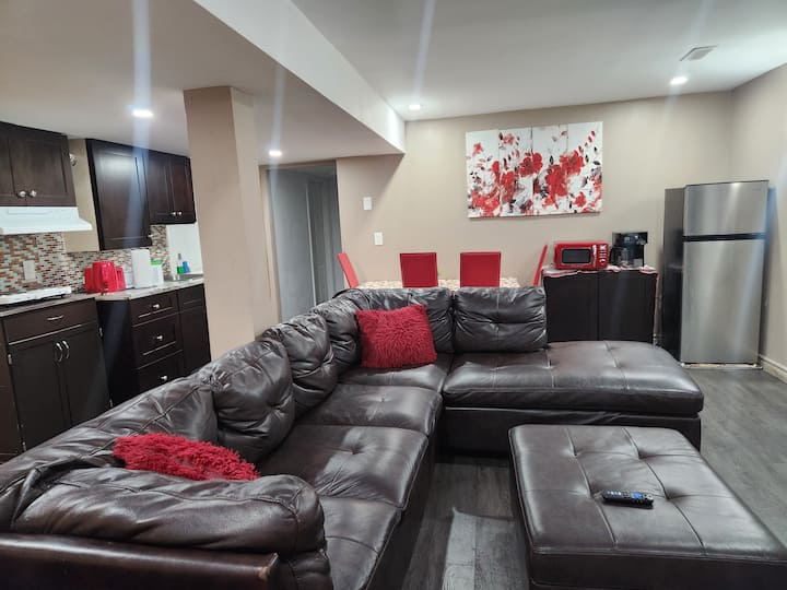 Santorini Deluxe 2bedroom Private Entrance Apt - Gatineau