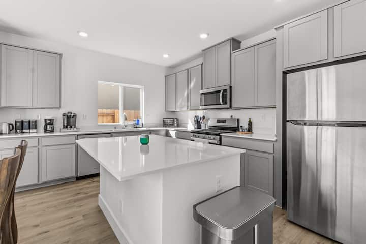 Quiet 4 Bed W/ Pet-friendly Backyard, 5 Mi To Unr - Reno, NV