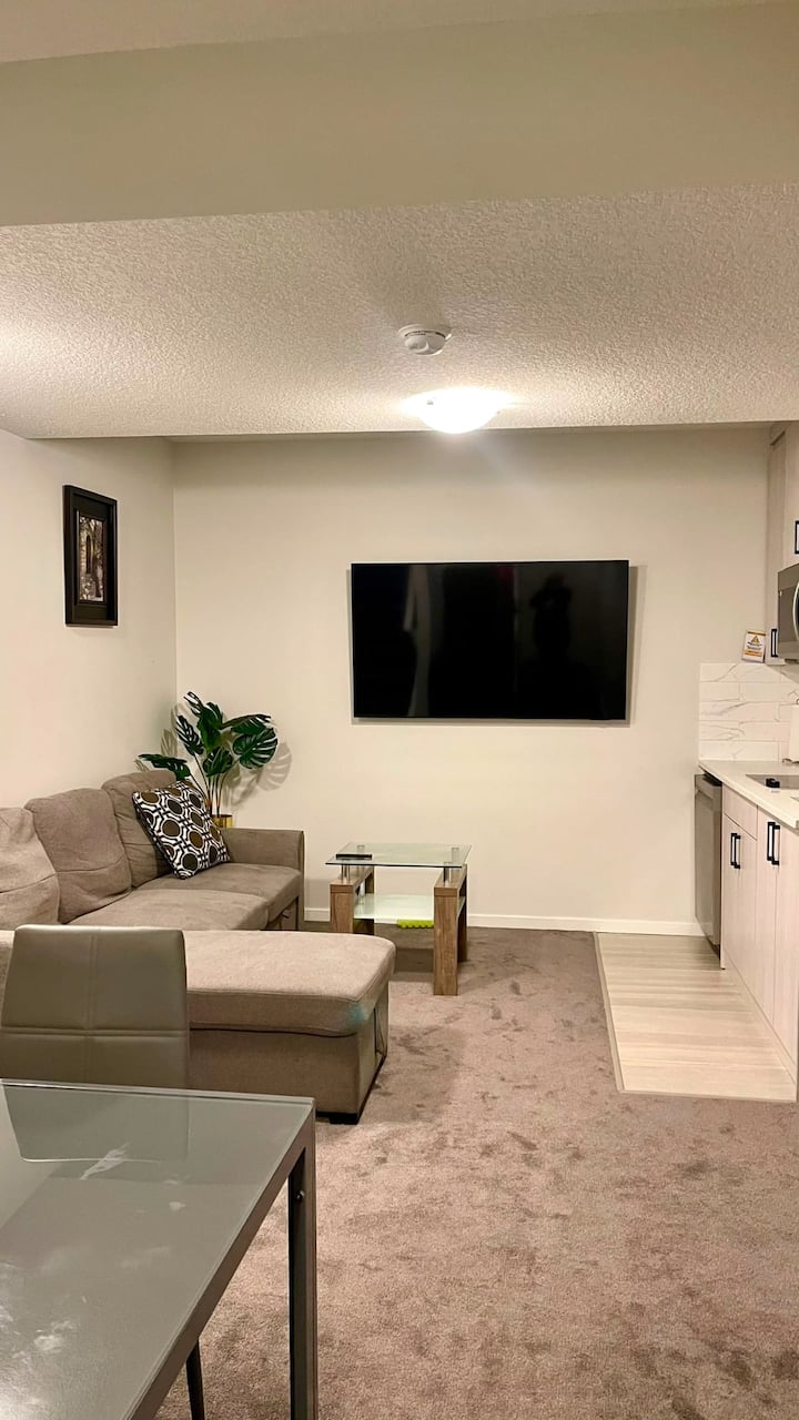 Luxury Home Away From Home, Rest, Recharge & Relax - Airdrie