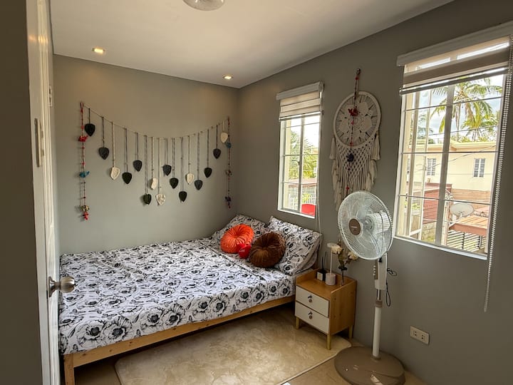 Hei Beautiful People. Welcome To My Crib! - Mataas Na Kahoy