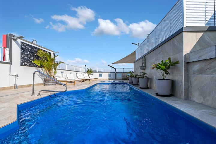 Sky And Peakadjacent Units In Central Cairns - Cairns