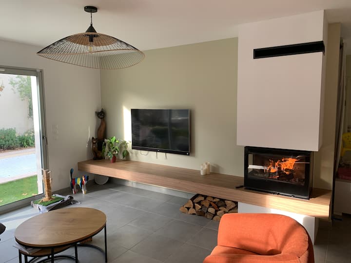 Maison De Plein Pied Avec Piscine Et Jardin Fleuri - Saint-Cannat