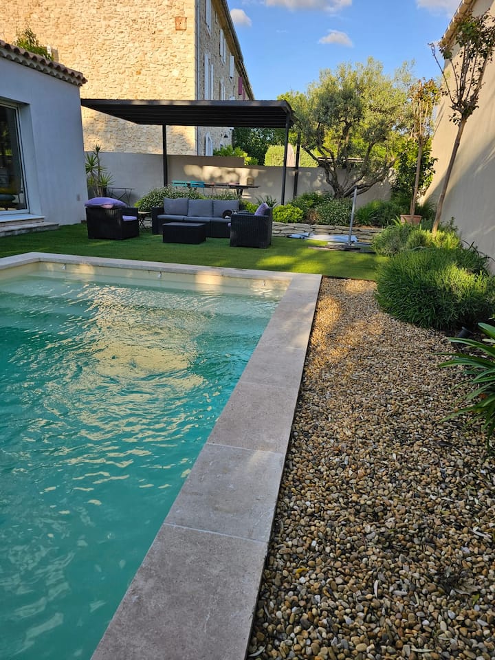 Maison De Plein Pied Avec Piscine Et Jardin Fleuri - Velaux