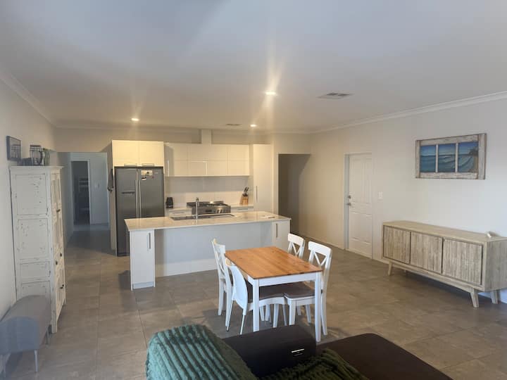 Modern Well Appointed 3 Bedroom 2 Bathroom House - Bassendean