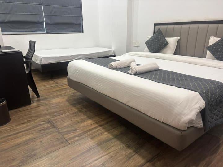 Super Deluxe Tripple Room,sunny Executive - Satara