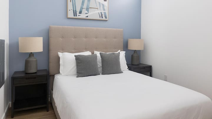 Landing | Chic Studio, Courtyard, Game Room - Chapel Hill, NC