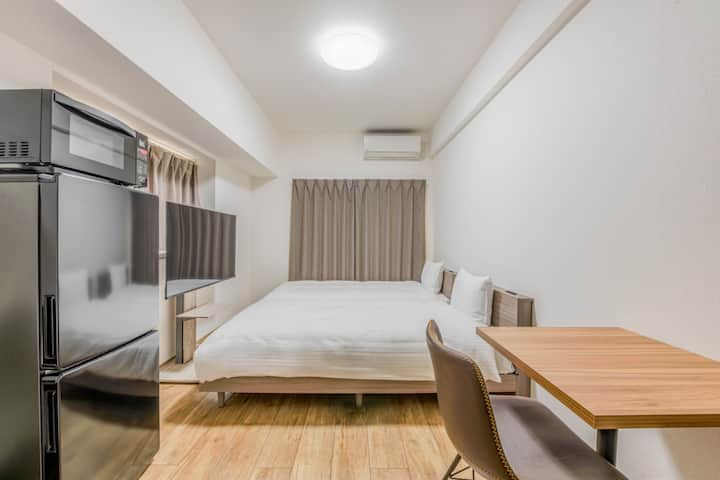 地下鉄箱崎線千代県庁口駅より徒歩3分。マンションの一室に1kのツインルーム21㎡ シングルベッド2台 - Fukuoka