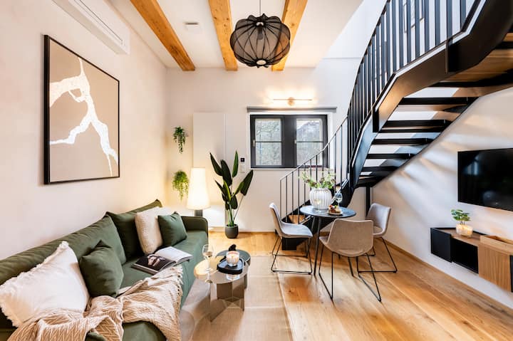 1bdr Apt. W/ Garage • Workspace • 100 Mbs Wifi - Prague