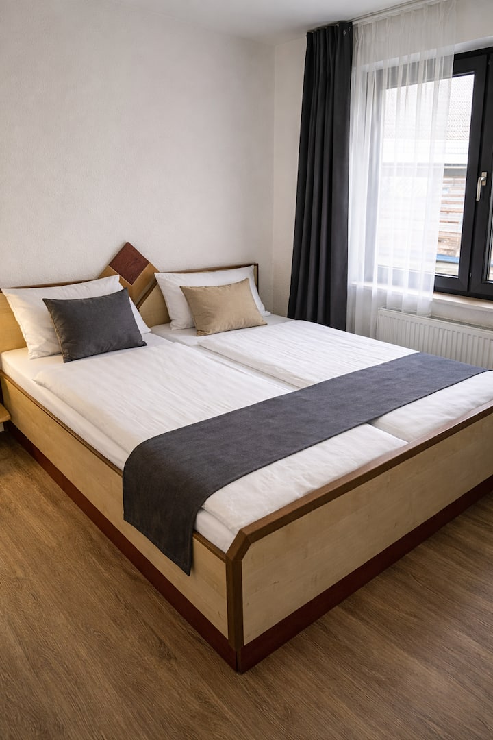 Zimmer Mit Fernseher, Schreibtisch Und Mini Küche - Bonn