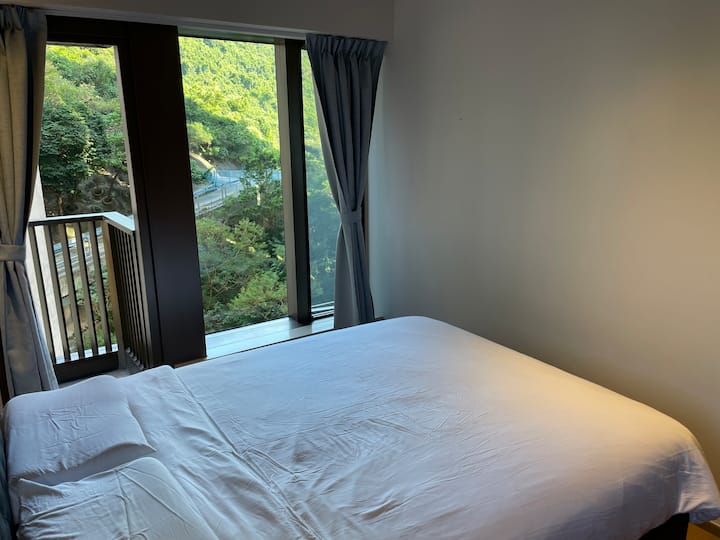 Spacious Family Apartment | King Bed + Pool & Gym - Hong Kong