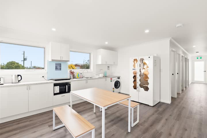 Modern 6 Bedroom Accommodation (5 Singles+1 Queen) - Ulverstone