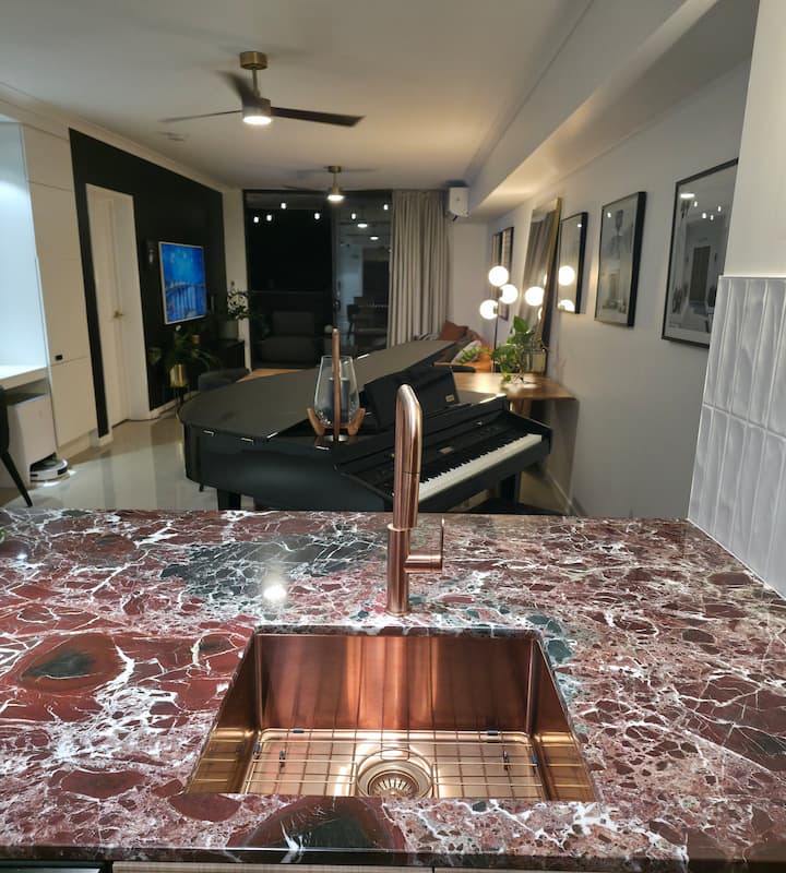 The Piano Suite - 1bed 2bath Apt - W/free Parking - Spring Hill