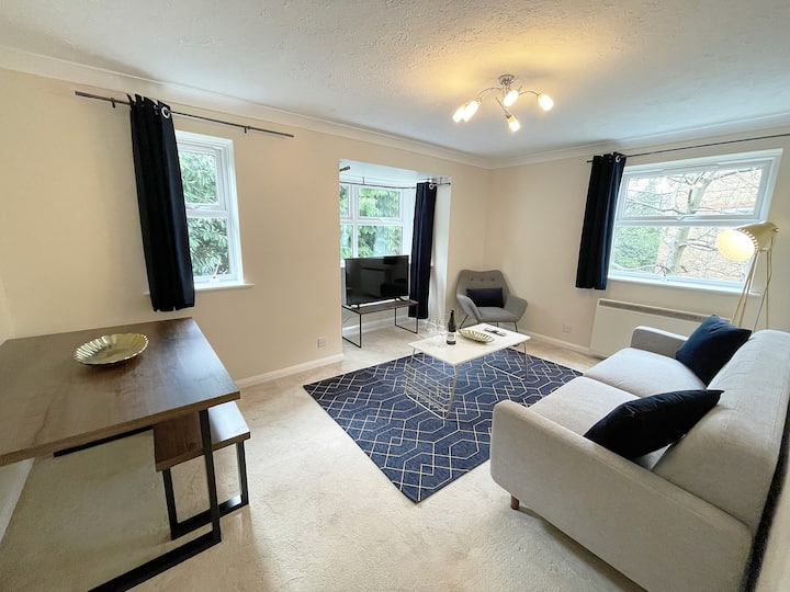 Two Bedroom Apartment By Travaal - Farnham