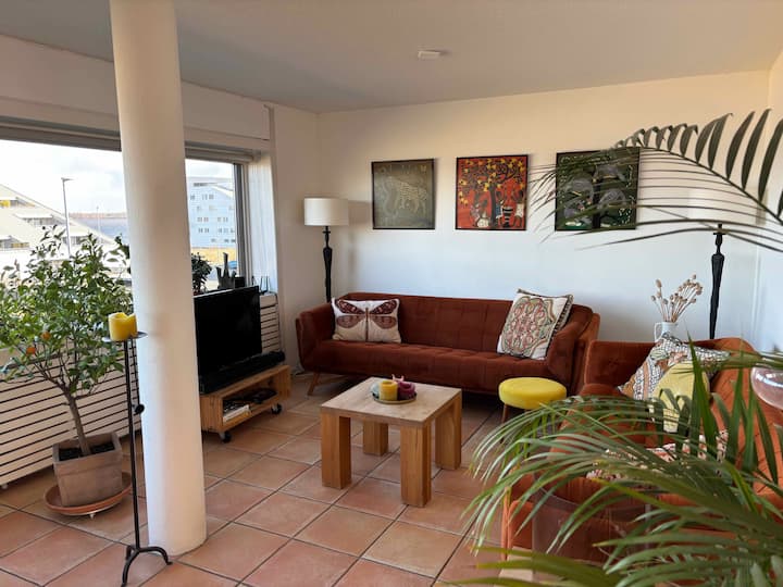 Spacious Family Home On The Water - Laren