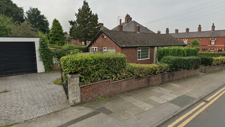 Charming Bungalow House In Dukinfield - Stockport